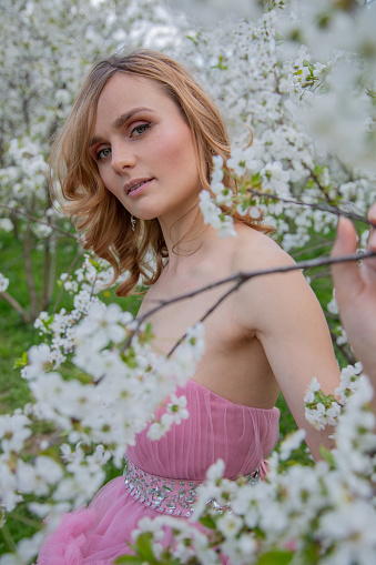 Photo Libre De Droit De Portrait Dune Fille Dans Un Jardin Fleuri