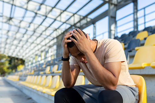 Photo Libre De Droit De Athlète Sportif Fatigué Et Contrarié Assis Sur