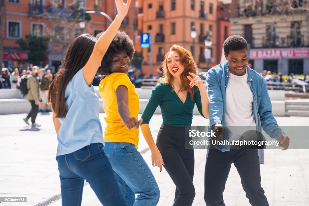 Foto De Jovens Amigos Multiétnicos Dançando Em Uma Praça Da Cidade