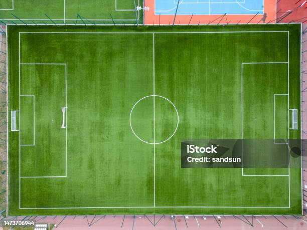 Pemandangan Udara Lapangan Sepak Bola Hijau Subur Yang Tampak Terawat ... Pemandangan Udara Lapangan Sepak Bola Hijau Subur Yang Tampak Terawat ...