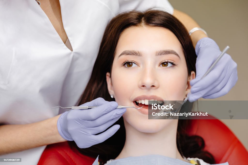 Potret Wanita Bule Yang Tersenyum Dan Tangan Dokter Gigi Yang Dipotong ... Potret Wanita Bule Yang Tersenyum Dan Tangan Dokter Gigi Yang Dipotong ...