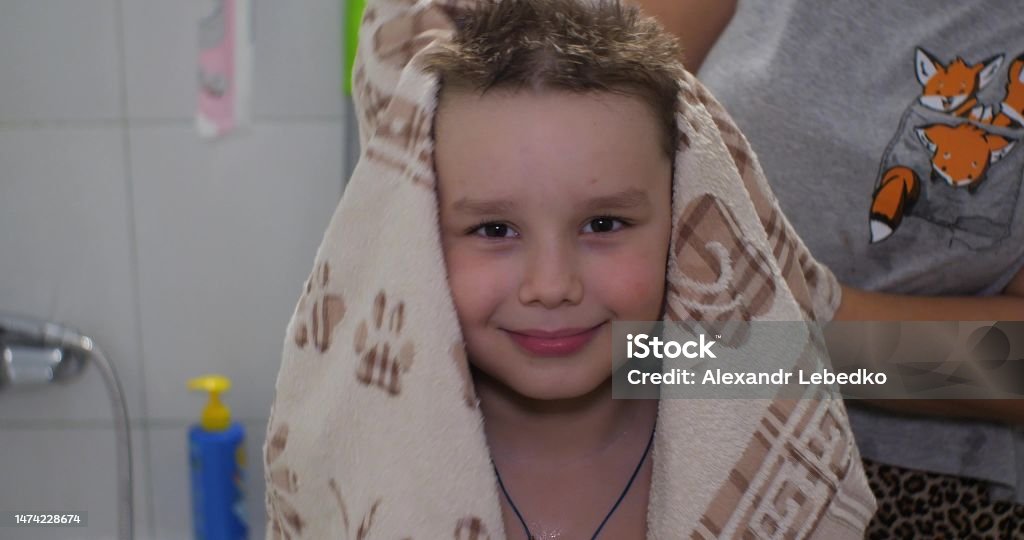 Foto De Mamãe Limpa A Cabeça Do Filho Com Uma Toalha Depois De Tomar