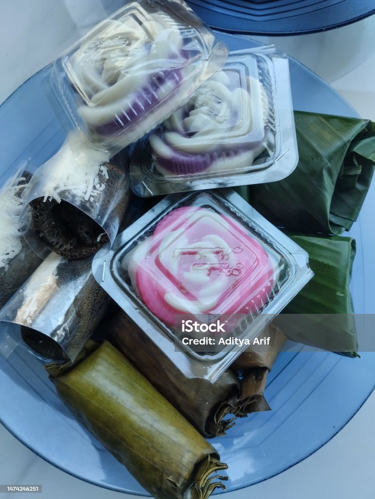 Berbagai Jajanan Pasar Indonesia Di Piring Biru Lontong Kue Telur Dadar ... Berbagai Jajanan Pasar Indonesia Di Piring Biru Lontong Kue Telur Dadar ...