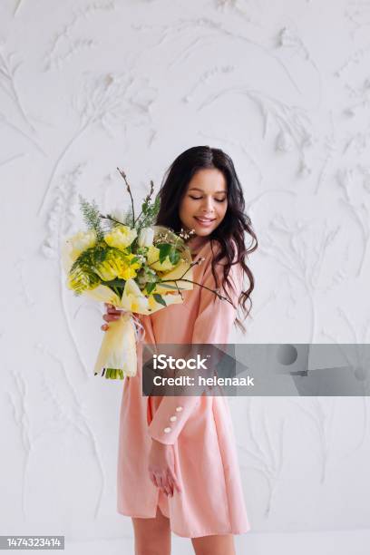 Glückliche Junge Frau Mit Strauß Gelber Und Weißer Tulpen Im Rosa Kleid