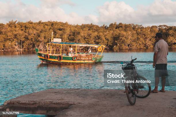 Perahu Berlayar Di Sungai Una Pada Sore Hari Saat Memancing Di Rumah Di ... Perahu Berlayar Di Sungai Una Pada Sore Hari Saat Memancing Di Rumah Di ...