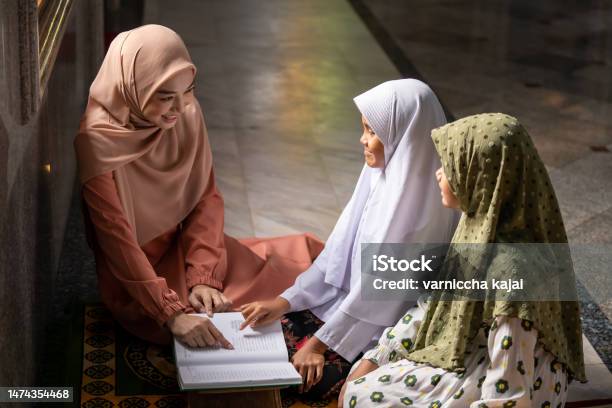 Schönes Muslimisches Mädchen Im Hijab Das Kindern Beibringt Den Koran