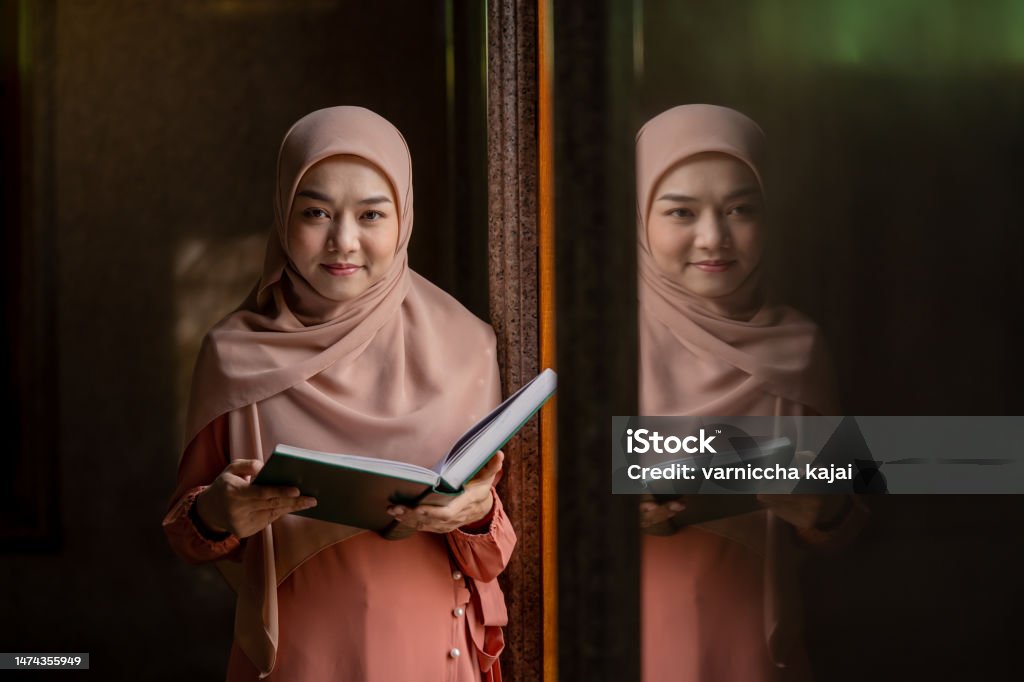 Schönes Muslimisches Mädchen Im Hijab Das In Der Moschee Den Koran