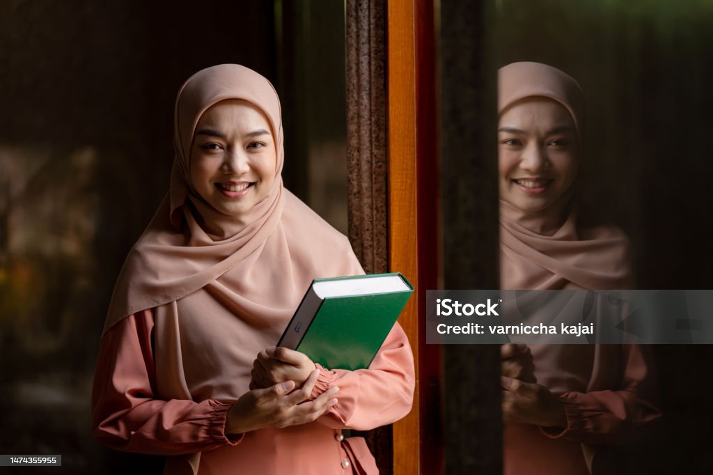 Schönes Muslimisches Mädchen Im Hijab Das In Der Moschee Den Koran