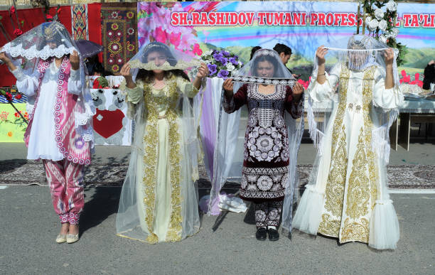 300 Uzbek People Foto Stok Potret And Gambar Bebas Royalti Istock