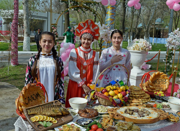 300 Uzbek People Foto Stok Potret And Gambar Bebas Royalti Istock