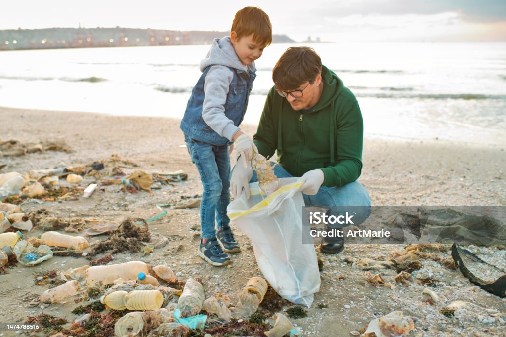 Relawan Keluarga Membersihkan Pantai Dengan Mengumpulkan Sampah Plastik