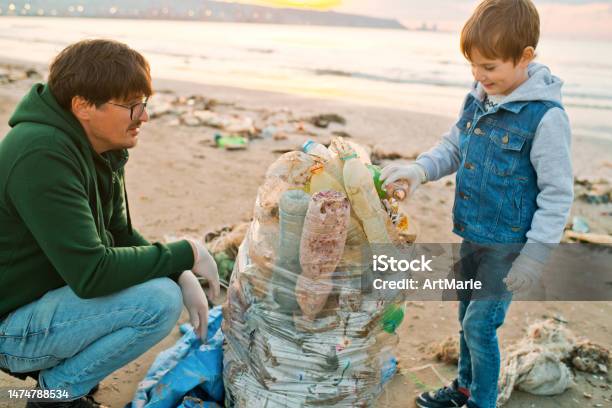 Relawan Keluarga Membersihkan Pantai Dengan Mengumpulkan Sampah Plastik