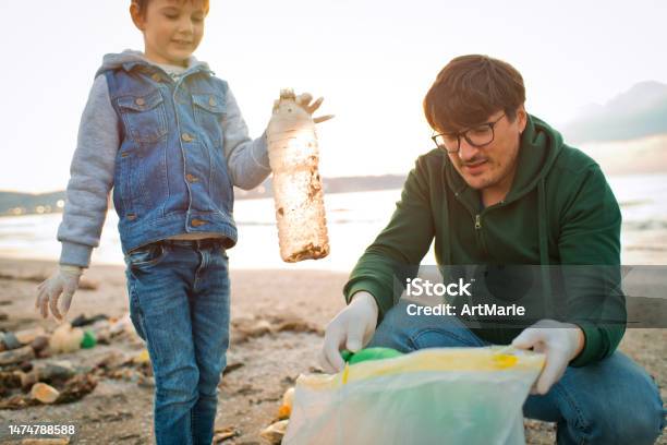 Relawan Keluarga Membersihkan Pantai Dengan Mengumpulkan Sampah Plastik