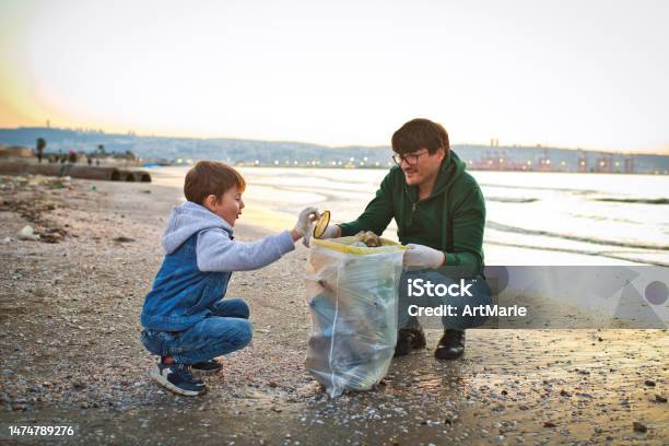 Relawan Keluarga Membersihkan Pantai Dengan Mengumpulkan Sampah Plastik