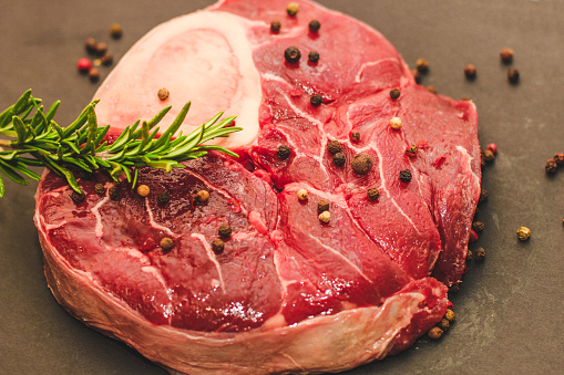 Sepotong Daging Segar Steak Daging Sapi Besar Di Tulang Ossobuco Dengan