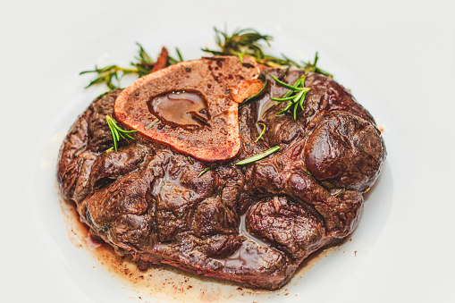 Steak Daging Sapi Rebus Yang Dimasak Di Atas Tulang Ossobuco Dengan