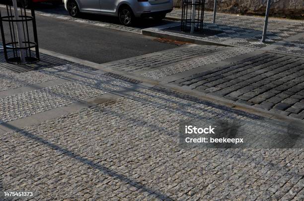Jalan Keselamatan Untuk Memperlambat Lalu Lintas Ke Jalan Perumahan Di ... Jalan Keselamatan Untuk Memperlambat Lalu Lintas Ke Jalan Perumahan Di ...
