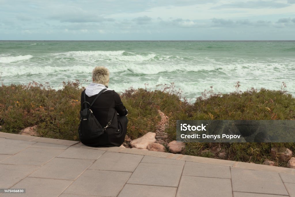 Das Mädchen Sitzt Auf Der Böschung Und Schaut Aufs Meer Das Mädchen Sitzt Mit Dem Rücken Zur