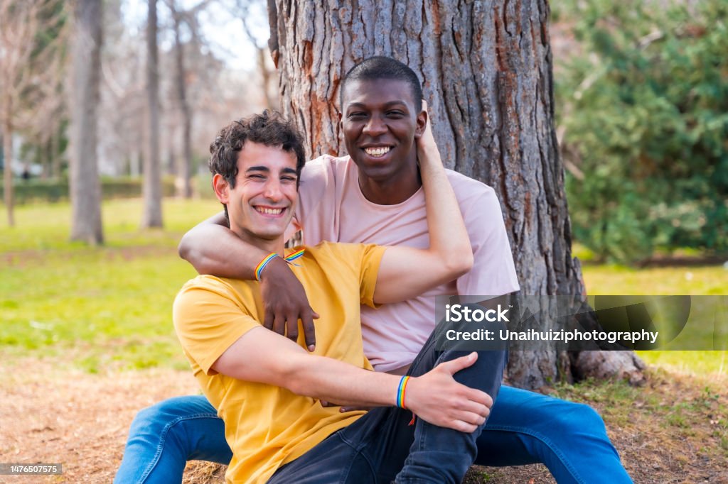 Pasangan Pria Multietnis Di Taman Konsep Lgbt Duduk Bersama Pohon Dalam ... Pasangan Pria Multietnis Di Taman Konsep Lgbt Duduk Bersama Pohon Dalam ...