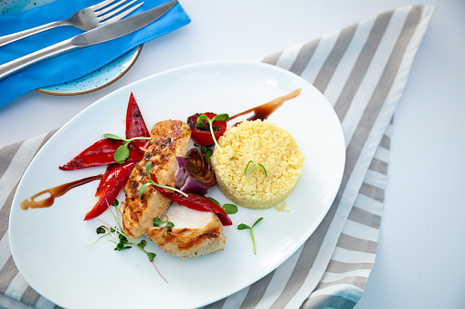Fillet Ayam Panggang Dan Sayuran Bubur Bulgur Couscous Di Atas Piring