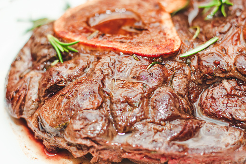 Steak Daging Sapi Rebus Yang Dimasak Di Atas Tulang Ossobuco Dengan