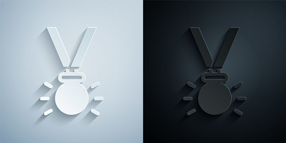 Icône De Médaille Découpée En Papier Isolée Sur Fond Gris Et Noir