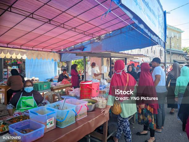 Pasar Tradisional Ramai Dengan Masyarakat Yang Berjualan Makanan Dan