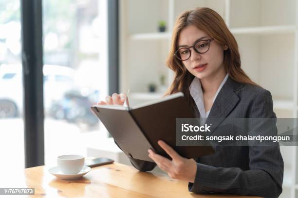 Seorang Wanita Muda Cantik Berkacamata Membaca Buku Yang Menarik Di