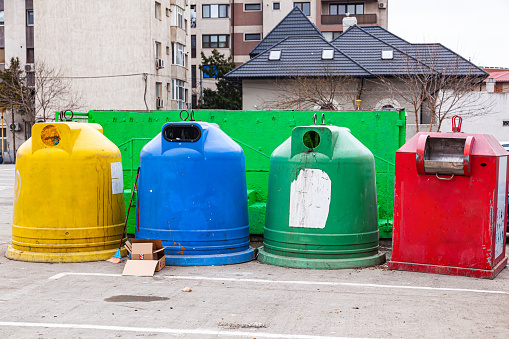 Foto de Contentores Urbanos Em Quatro Cores Diferentes Para Diferentes ... Foto de Contentores Urbanos Em Quatro Cores Diferentes Para Diferentes ...