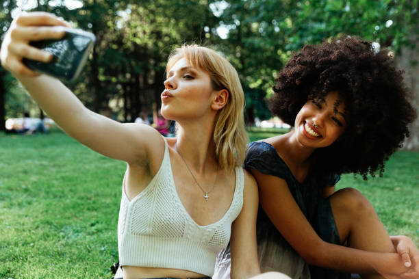 1 200 Interracial Lesbian Couple Kissing Fotografías De Stock Fotos E