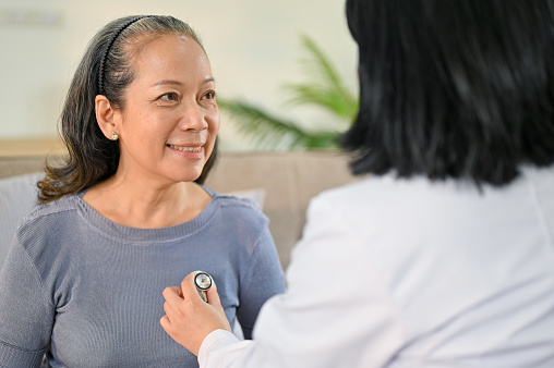 Wanita Senior Asia Yang Bahagia Jantung Dan Paruparunya Diperiksa Oleh ... Wanita Senior Asia Yang Bahagia Jantung Dan Paruparunya Diperiksa Oleh ...