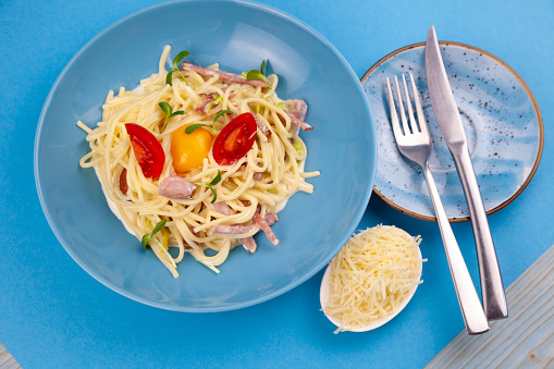 Pasta Dengan Keju Dan Telur Bacon Dan Tomat Microgreens Makanan Di