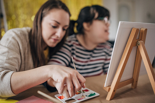 Asisten Membantu Seorang Gadis Dengan Cerebral Palsy Untuk Melukis Di ... Asisten Membantu Seorang Gadis Dengan Cerebral Palsy Untuk Melukis Di ...