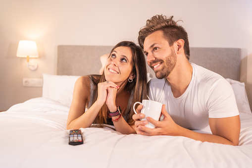Photo Libre De Droit De Couple Caucasien Souriant Buvant Du Café