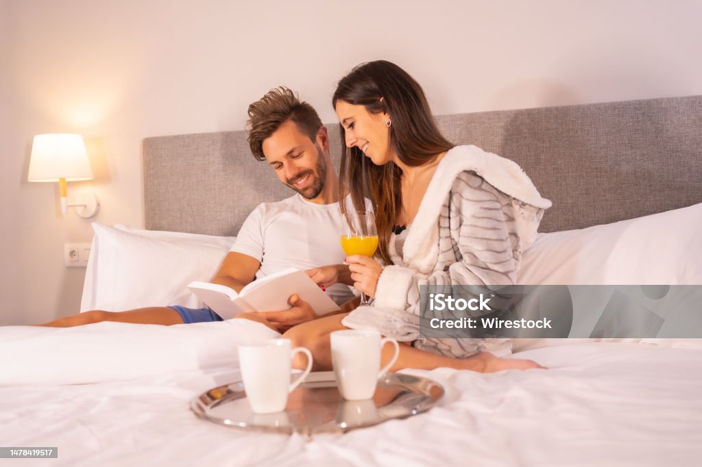 Liebevolles Kaukasisches Paar Trinkt Saft Und Kaffee Im Bett Während Es