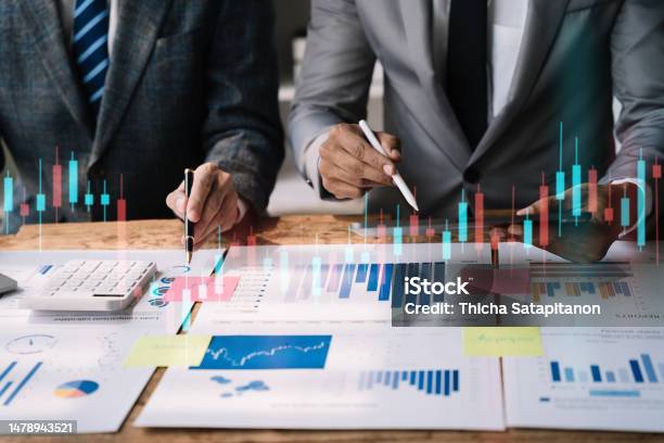 Tim Bisnis Atau Analis Data Keuangan Bekerja Dengan Tablet Dan Komputer