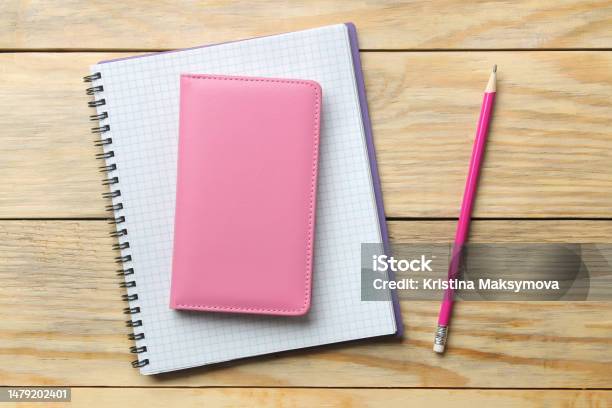 Buku Catatan Berwarna Dan Pensil Di Atas Meja Kayu Alami Tampilan Atas