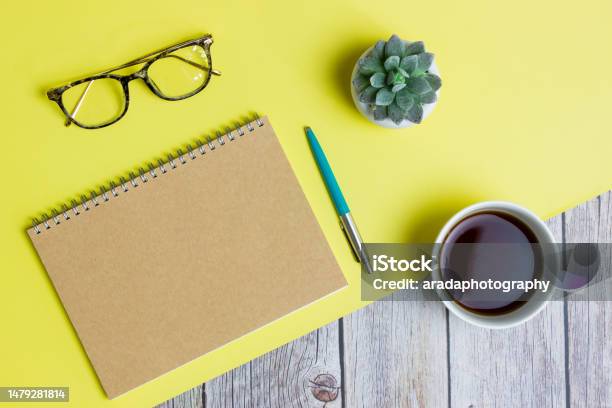 Buku Catatan Pena Dan Kopi Di Atas Meja Kuning Dan Kayu Foto Stok