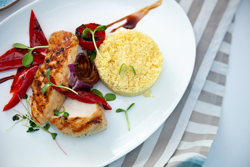 Fillet Ayam Panggang Dan Sayuran Bubur Bulgur Couscous Di Atas Piring
