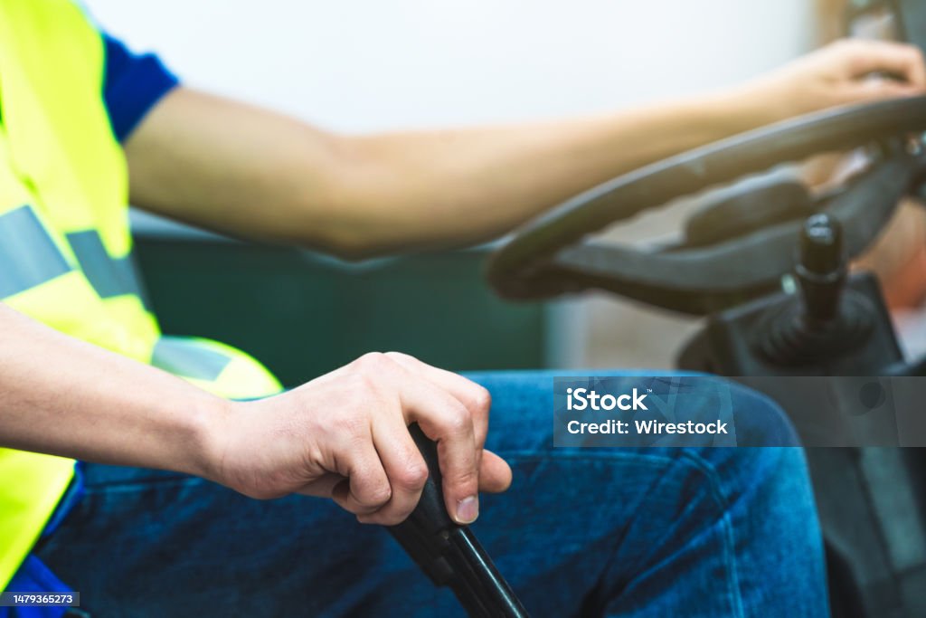 Tembakan Fokus Selektif Tangan Manusia Di Kemudi Truk Forklift Di ... Tembakan Fokus Selektif Tangan Manusia Di Kemudi Truk Forklift Di ...