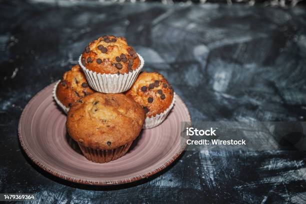 Tampilan Atas Muffin Lezat Yang Disajikan Di Atas Piring Ungu Di Atas ... Tampilan Atas Muffin Lezat Yang Disajikan Di Atas Piring Ungu Di Atas ...