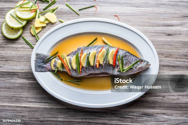 Ikan Kukus Dengan Lemon Disajikan Dalam Tampilan Atas Papan Piring Di ... Ikan Kukus Dengan Lemon Disajikan Dalam Tampilan Atas Papan Piring Di ...