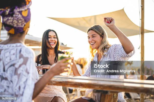 Photo Libre De Droit De Des Filles Heureuses Samusent À Boire Du Mojito
