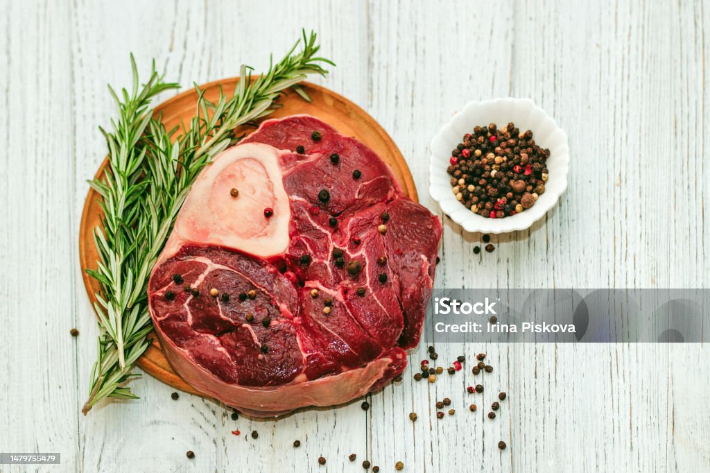 Sepotong Daging Segar Steak Daging Sapi Besar Di Tulang Ossobuco Dengan