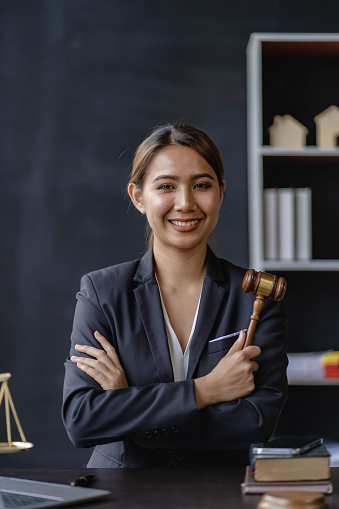 Pengacara Wanita Memegang Palu Bersilang Tangan Konsultan Hukum Duduk Di Kantor Hukum Pengacara