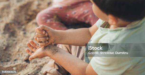 Dua Saudara Kandung Bermain Pasir Dan Batu Di Halaman Rumah Mereka