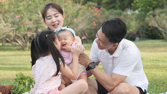 La Hermana Mayor Asiática Está Besando La Mejilla De La Linda Niña ... La Hermana Mayor Asiática Está Besando La Mejilla De La Linda Niña ...