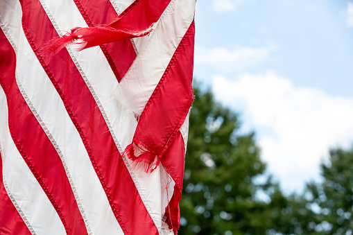 Bendera Amerika Tua Compangcamping Dan Robek Berkibar Di Luar Ruangan