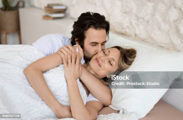 Pasangan Bule Yang Penuh Kasih Bersantai Di Tempat Tidur Di Rumah