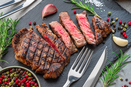 Irisan Steak Ribeye Panggang Yang Lezat Dan Beberapa Bumbu Di Atas